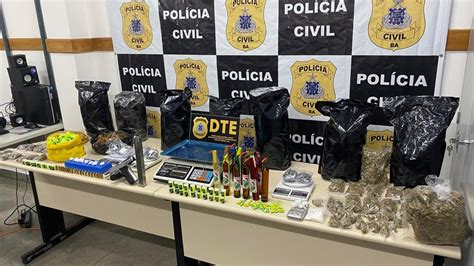 Drogas E Arma São Encontradas Em Condomínio De Feira De Santana Três