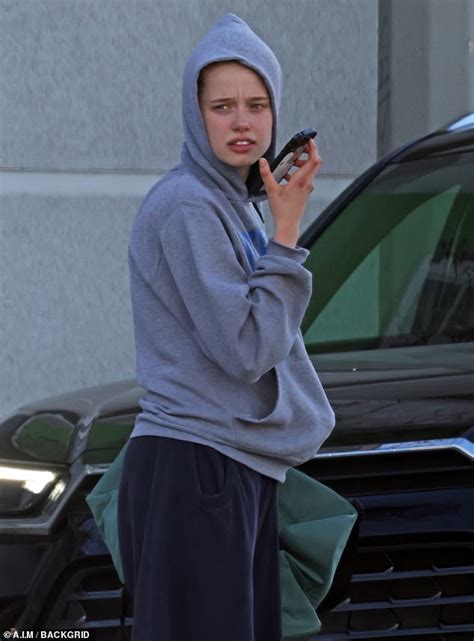 A Filha De Angelia Jolie Shiloh Marca O 18º Com Tatuagem Simbólica Que