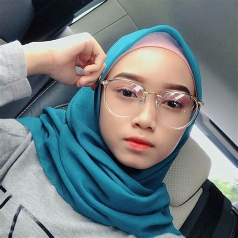 Gambar Perempuan Cantik Memakai Cermin Mata Deacontaromccullough