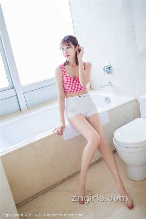 女朋友好爽13p 小仙女格子衫细腿美女浴室写真自拍2美女生活照 女人吧