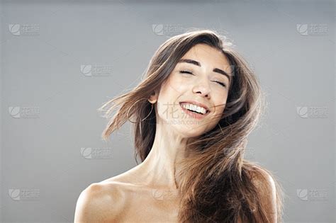 可爱的黑发女孩，头发悬在空中，工作室肖像。笑脸的表情