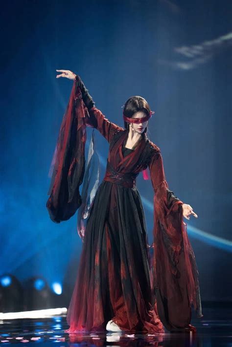 鞠婧祎着红衣古装似古韵美人，身姿婀娜破碎感拉满 360娱乐，你开心就好