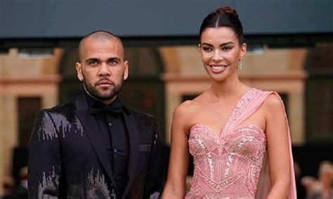 Esposa De Dani Alves Rompe Su Silencio Sobre Pedido De Divorcio