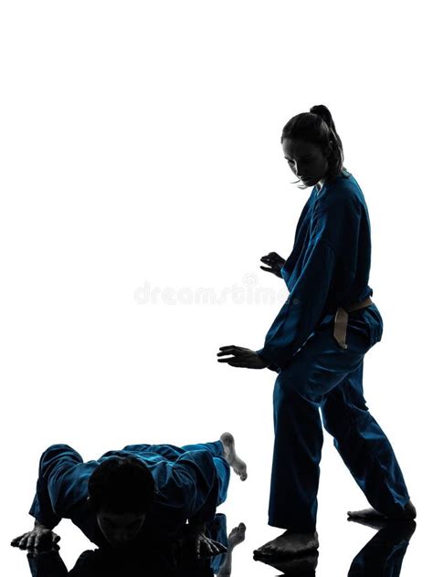 Los Artes Marciales Del Vietvodao Del Karate Sirven La Silueta De La
