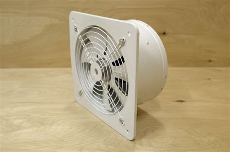 Ventilator met terugslagklep: huishoudelijke overhead-apparaten met een ...