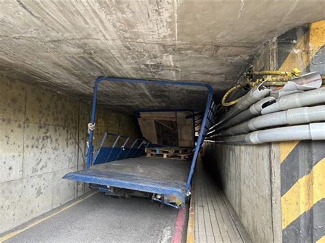 糗大了！不知友人貨車換新後斗 桃園男卡涵洞進退不得 社會 中時