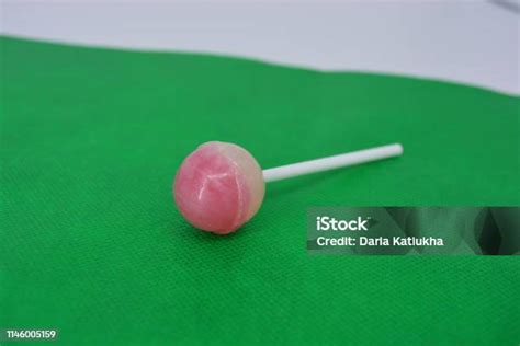 달콤한 딸기 아주 맛 있는 녹색 밝은 배경 Chupik 츄 춥에 흰색과 분홍색 색상의 흰색 플라스틱 막대기에 둥근 빠는 사탕 경기 스포츠에 대한 스톡 사진 및 기타 이미지