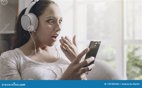 Donna Che Riceve Un Messaggio Di Errore Sul Suo Telefono Fotografia Stock Immagine Di Flusso