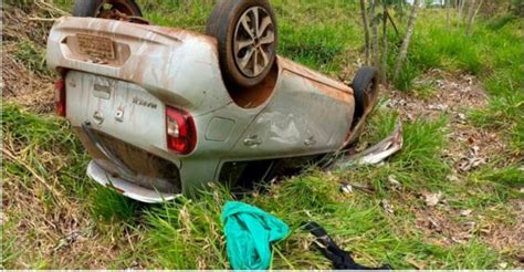 Após colidir moto condutor foge e capota carro no macroanel