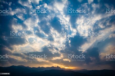 테헤리 산의 일출 전망 우타라칸드 테헤리 호수 위의 풍경 일출 인도에서 가장 높은 댐인 테헤리 댐과 테헤리 댐은 아시아에서 가장 큰 인공 호수입니다 0명에 대한 스톡 사진