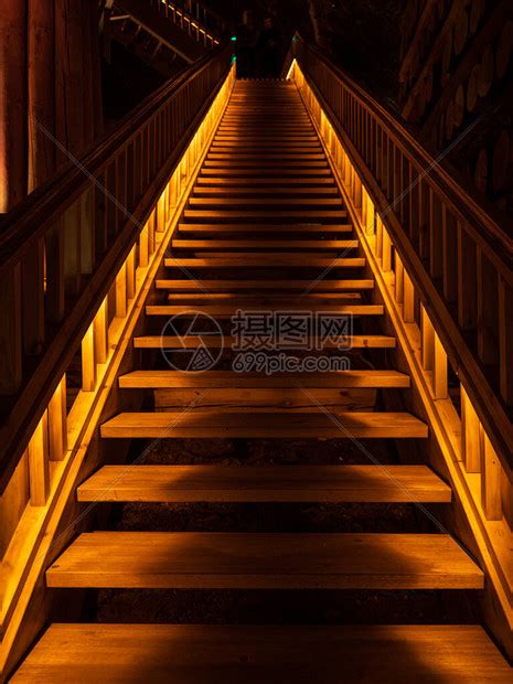 Wooden楼梯的图象爬上黑暗中一条孤单的长相之路害怕在暗处会有一些神秘的东高清图片下载 正版图片506445811 摄图网
