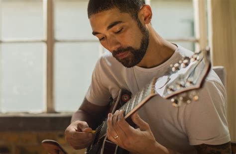 Guitar Tuner The Free Online Guitar Tuner App Guitartuna Yousician