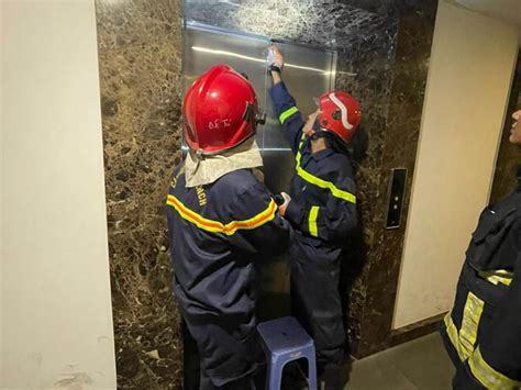Hà Nội Bé Gái 11 Tuổi Mắc Kẹt Trong Thang Máy Tầng 12 Cảnh Sát Giải Cứu