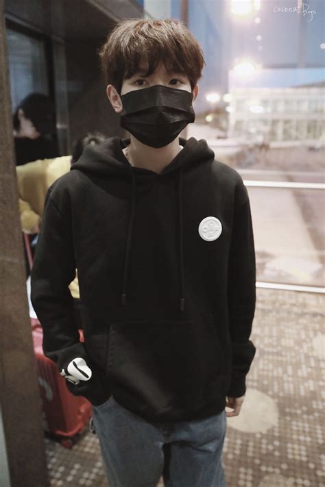 王源黑衣服王源衣服王源穿裙子大山谷图库