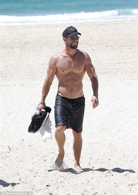 Chris Hemsworth Flaunts Buff Body At Gold Coast Beach Daily Mail Online