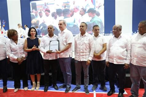 Director Del Iad Acompaña Al Presidente Abinader En Acto Entrega De