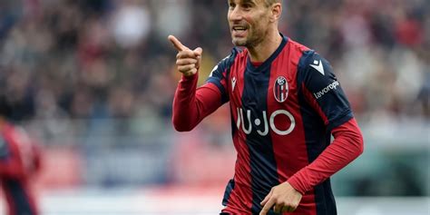 Slavens Argentīnas Izlases Futbolists Beidz Karjeru Un Kļūst Par Basketbolistu