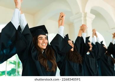 9 Thousand Graduados Latinos Celebrando Royalty Free Images Stock