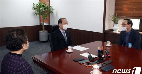 권영세 장관 북한 억류 가족 면담