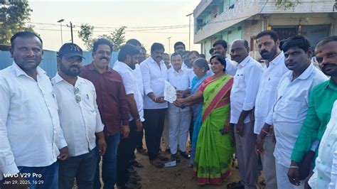 సీఎంఆర్ఎఫ్ చెక్కులు అందజేసిన చెరుకు శ్రీనివాస్ రెడ్డి