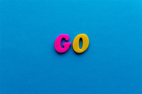 파란 종이 배경에 플라스틱 색깔의 편지에서 텍스트 이동 0명에 대한 스톡 사진 및 기타 이미지 0명 개념 교습 Istock