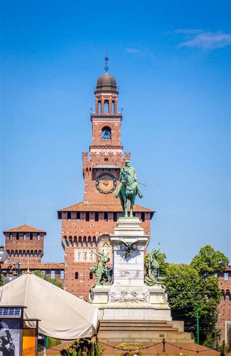 Monumento Giuseppe Garibaldi Y Torre Del Castillo Sforza Castello