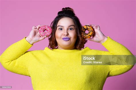 밝은 플러스 크기 모델 도넛 핑크 배경에 행복 한 뚱뚱한 여자 사람들에 대한 스톡 사진 및 기타 이미지 사람들 지방 영양소