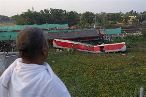 As India Grieves Train Crash That Killed 275 Relatives Try To Identify