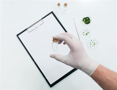 Toma De Notas Sobre Sustancias Biológicas Y Químicas Foto Premium