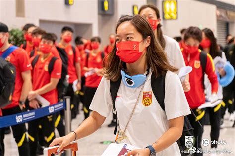 中国男女足携手出征东亚杯 96人团队青岛启程图 搜狐大视野 搜狐新闻