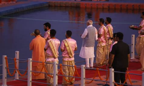 Narendra Modi ने की बाबा विश्वनाथ की आराधना गंगा आरती में हुए शामिल