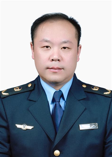 吴 雷