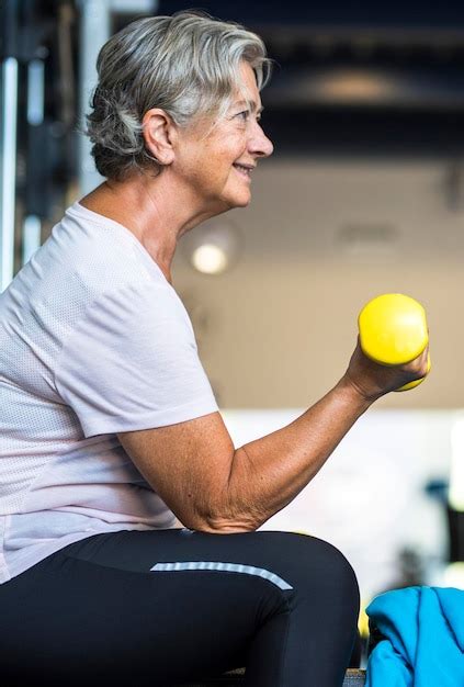 Volwassen Vrouw In De Sportschool Die Haar Lichaam En Haar Biceps