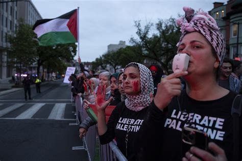 مظاهرة داعمة لفلسطين أثناء العشاء السنوي لمراسلي البيت