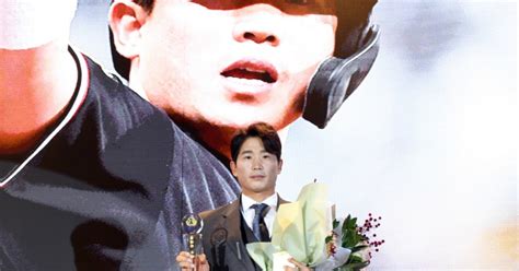 포토 Kt 박경수 올해의 상 수비상 받았어요