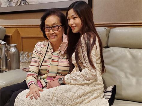 90岁葛兰戴巨型钻戒现身贵气逼人 脸色红润瓜子口脸冻龄到似60岁 星岛日报