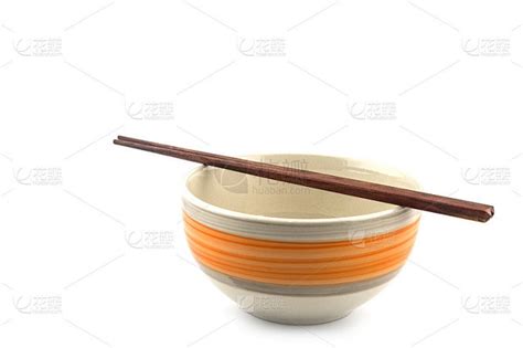 白色陶瓷碗和木制筷子孤立在白色上