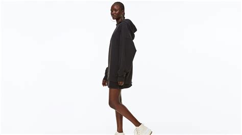 Dieser Sneaker Trend für den Frühling zaubert lange Beine