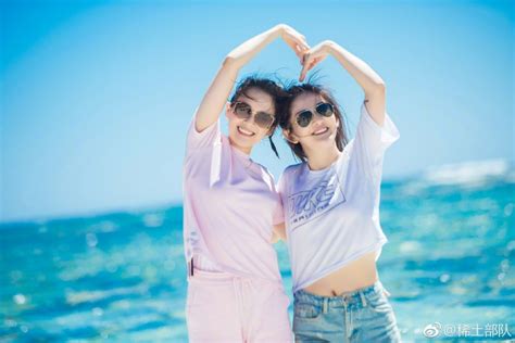 章子怡一身粉色满满少女心 戴墨镜海边奔跑超阳光娱乐环球网
