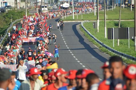 Marcha dos Sem Terra para Salvador deixa trânsito lento na BR 324