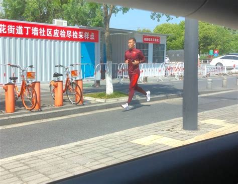 33岁国足队长吴曦，输越南躲球身败名裂，穿国足队服跑步洗心革面比赛媒体球员