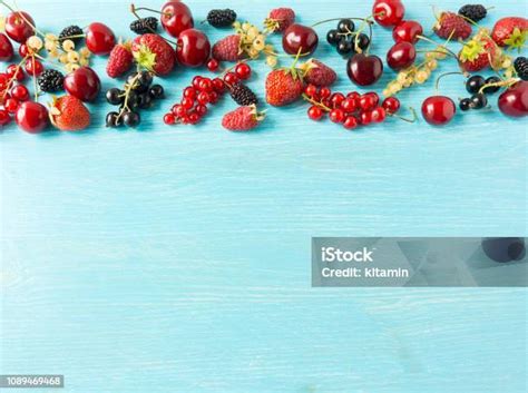 검은색과 빨간색 과일입니다 잘 익은 붉은 건포도 딸기 라스베리 Mulberries 나무 배경에 스트로크 텍스트 복사 공간 이미지의 테두리에서의 열매 배경 열매 그리고