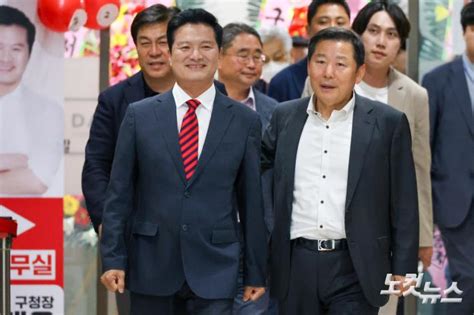 캠프 사무실로 들어서는 김태우 후보 노컷뉴스
