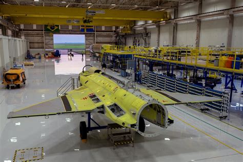 Saab Mostra O Primeiro Caça F 39 Gripen Sendo Montado Na Embraer Aeroflap