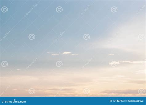 天空背景 平静的柔和的天空，细云 库存图片 图片 包括有 云彩 安静 天空 淡色 虚拟 苍白 171427973