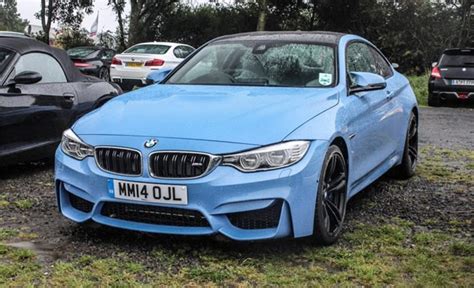 天蓝色宝马m4跑车 轿跑爱好者