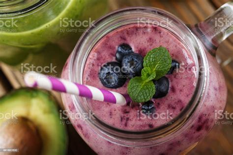 스무디 블루베리 바나나와 오렌지 유리에서 항아리 평면도 근접 스무디에 대한 스톡 사진 및 기타 이미지 스무디 아보카도 블루베리 Istock