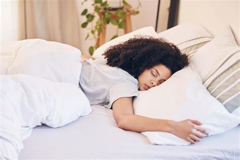 A Mulher Negra Relaxa E Dorme No Quarto De Casa Cansada Ou Descansando