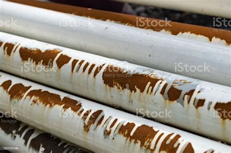흰색 줄무늬와 노란색 페인트와 강한 갈색 녹의 스트립 긴 액세서리 세트와 넓은 금속 파이프 0명에 대한 스톡 사진 및 기타