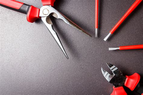 검은 배경에 전기 도구 집합입니다 오리너구리 스크루 드라이버 및 와이어 커터 팬 줄지어 있다 1000 볼트까지 전기로 고립 된 악기입니다 개인 장식품에 대한 스톡 사진 및